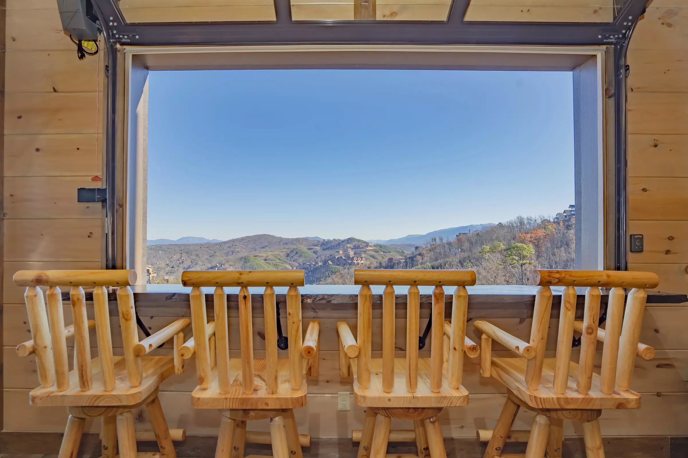 RoofTop Summit Lodge - 12 bedroom Cabin in Gatlinburg